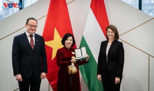 Botschafterin Vietnams Nguyen Thi Bich Thao bekommt Ehrenzeichen des Ungarischen Roten Kreuzes ...