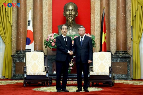 Vietnamese leaders receive foreign dignitaries arriving to pay tribute ...