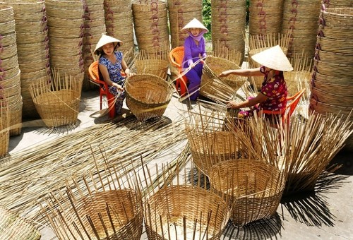 Khmer ethnic people in Soc Trang helped to develop traditional weaving ...
