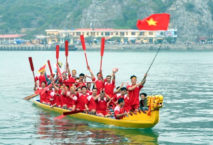 Lomba Pecun atau Festival Mendayung Perahu Naga di Vietnam