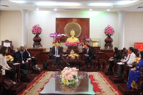 US Communist Party delegates spread good images of Vietnam to American ...