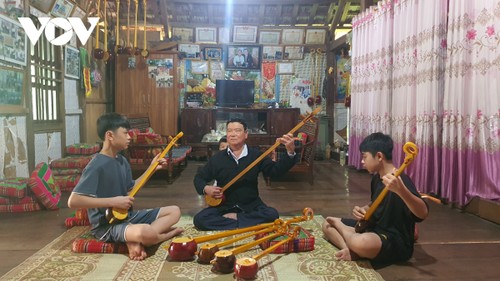 Son La artisan passionate about preserving Tinh traditional musical ...
