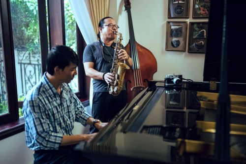 ความงามของแสงผ่านมุมมองของเหงียนเหวียดแทงและเจิ่นแหมงต๊วน