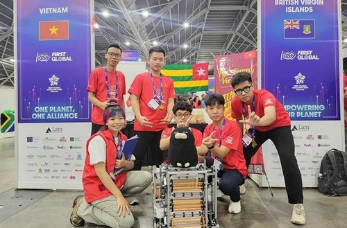 Vietnam wins gold medal at world’s largest robotic competition