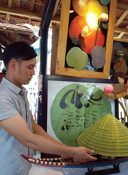 Junger Mann aus Hue stellt Kegelhüte aus Lotusblättern her