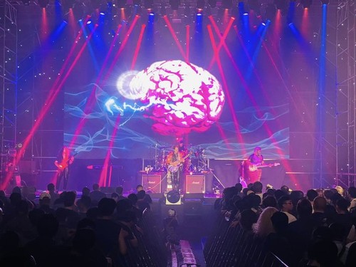 Legendärer Gitarrist Steve Vai besucht Vietnam